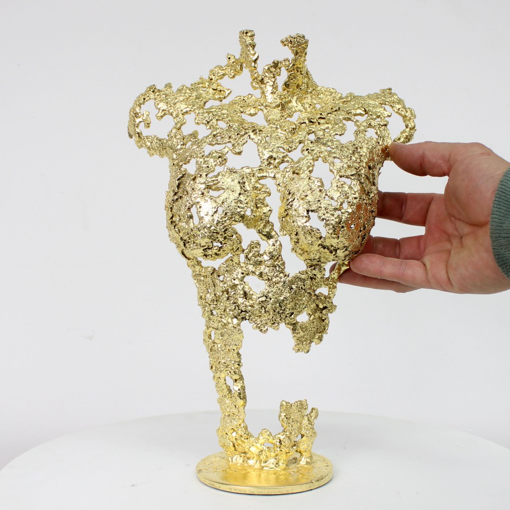 Pavarti Une fille – Sculpture corps femme métal dentelle acier or ...